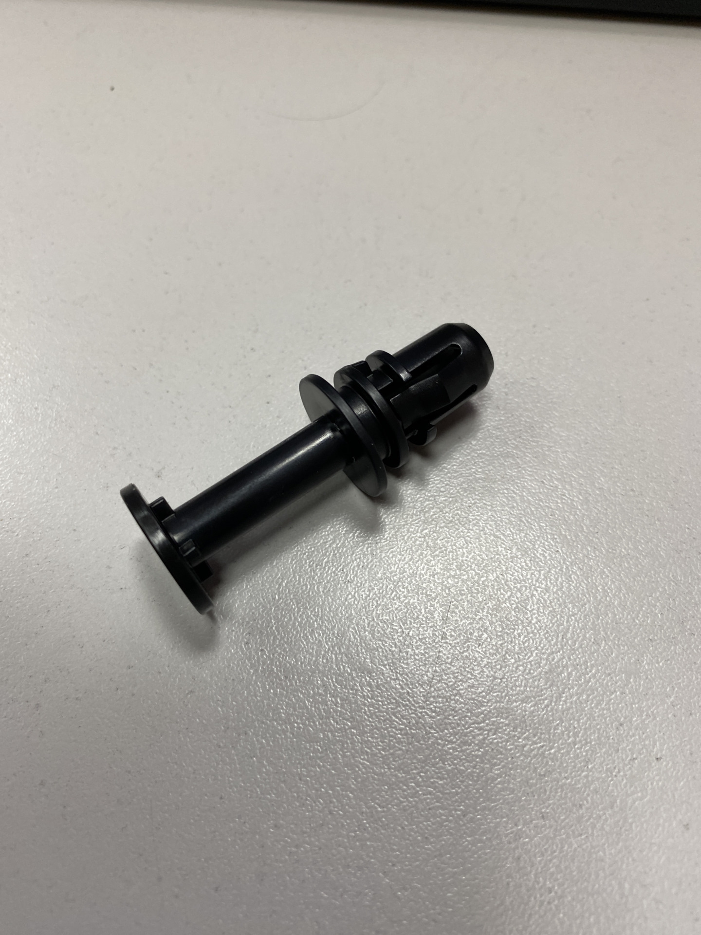 Приводим мелочи в порядок распорный пистон 8E0129557A — Audi A4 (B7), 2 ...