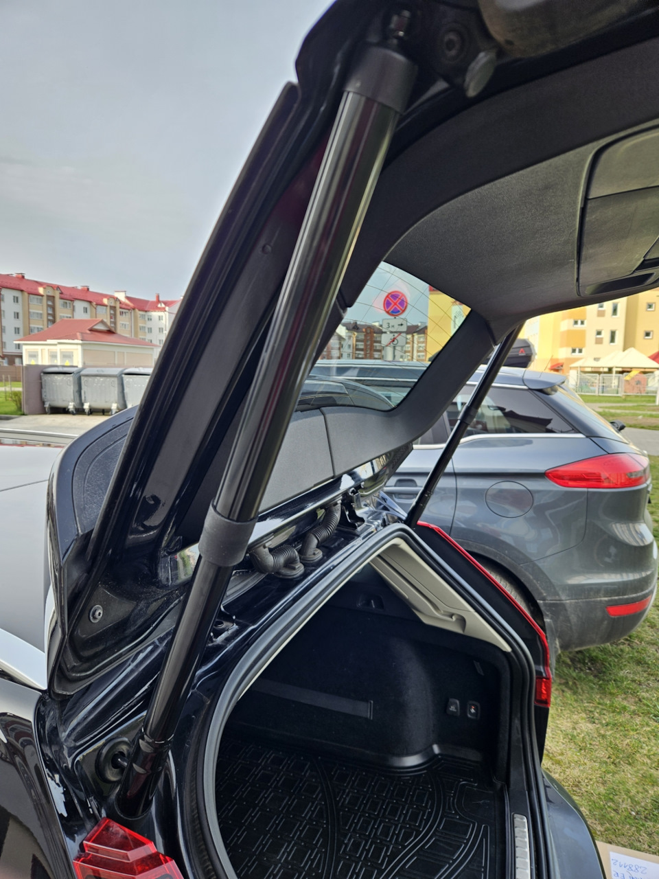 Замена электропривода багажника — Volvo V60 (2G), 2 л, 2019 года ...