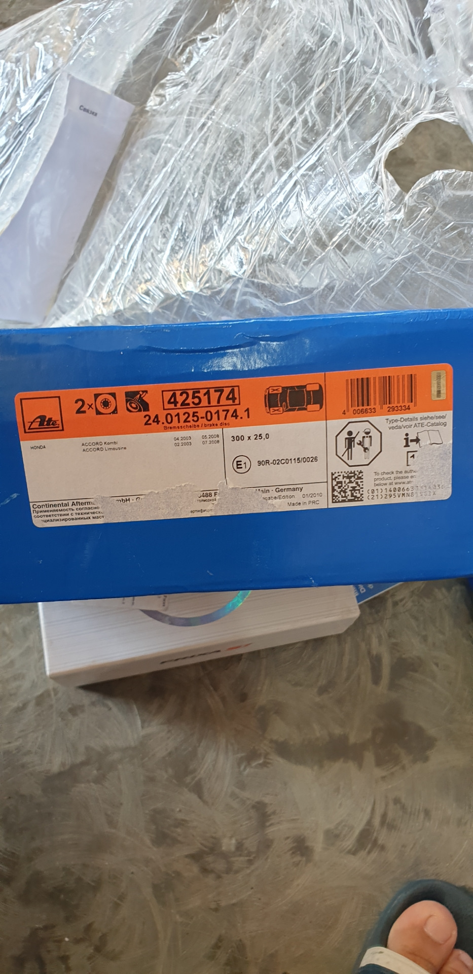 Подарочки от дилера: кепка GTI, чехлы на ключ GTI, значки GTI ...