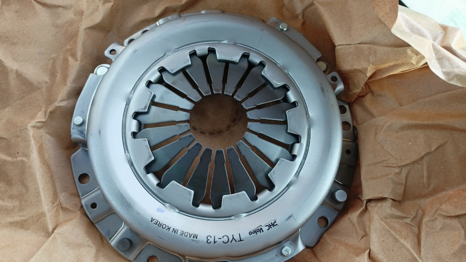 Подтекает сальник коленвала. — Toyota Corolla (120), 1,4 л, 2004 года ...