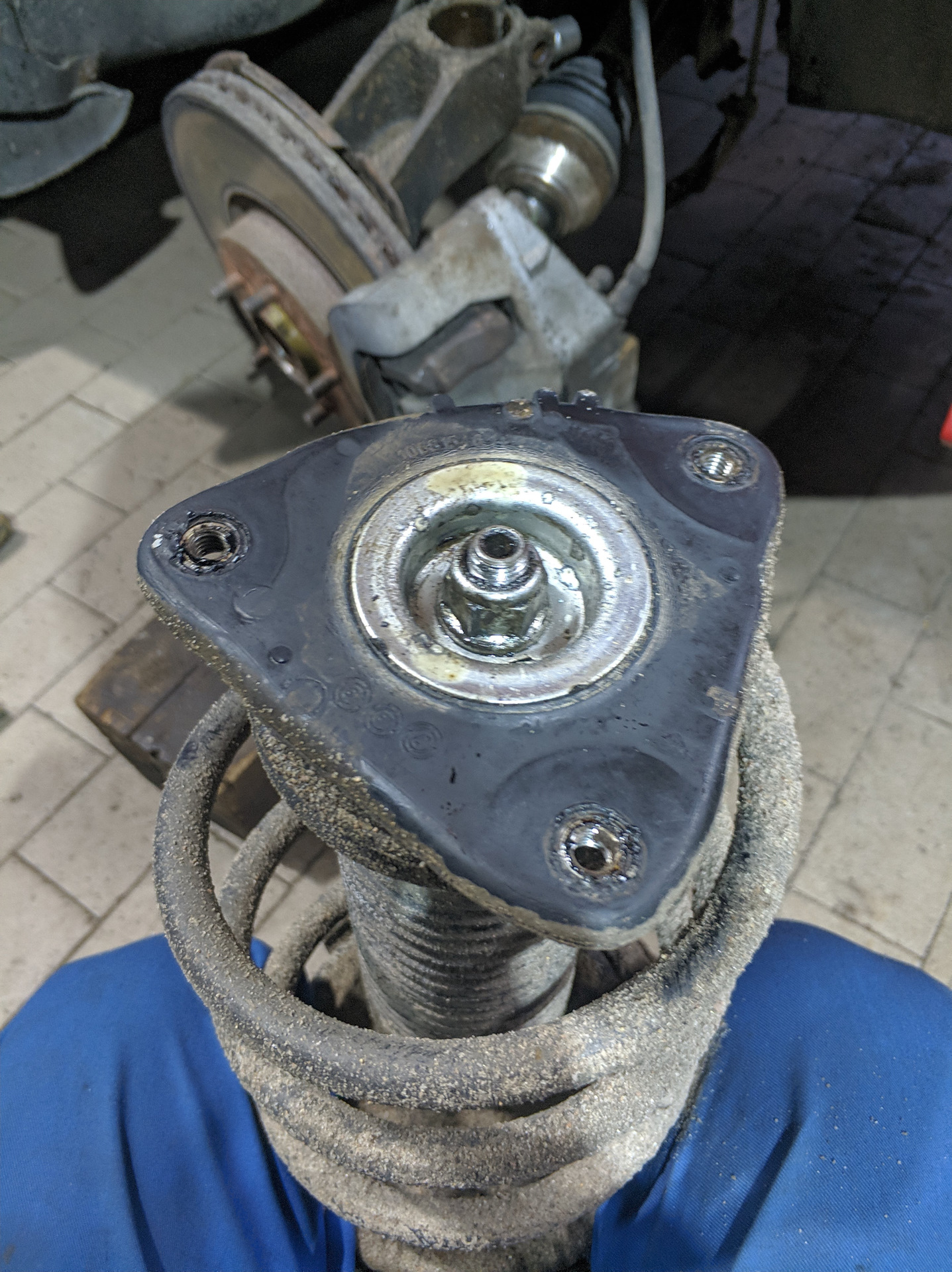 Проставки передних пружин. — Volvo V50, 2,5 л, 2008 года | своими ...