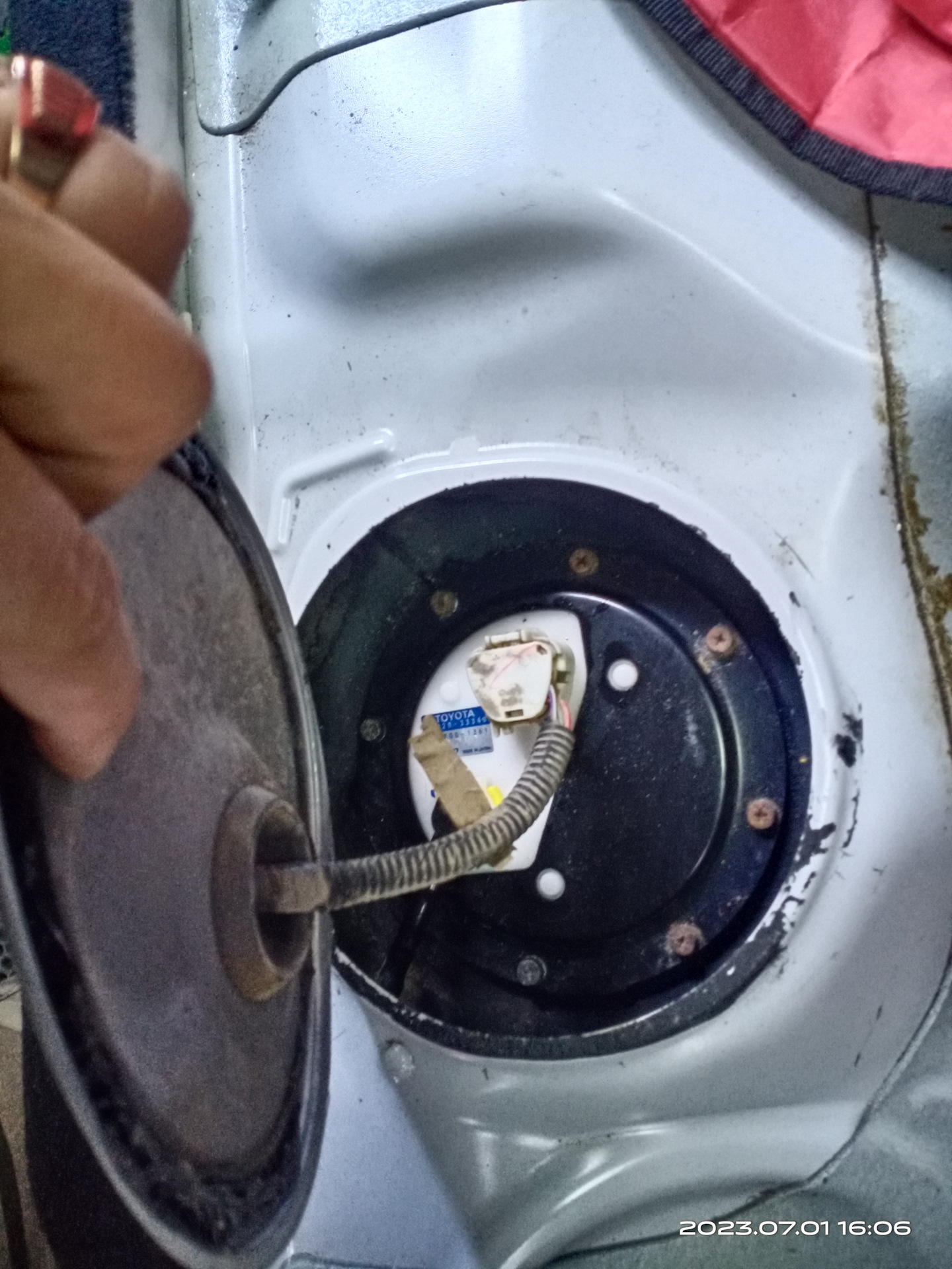 Замена топливного фильтра — Toyota Camry (XV50), 2 л, 2016 года ...