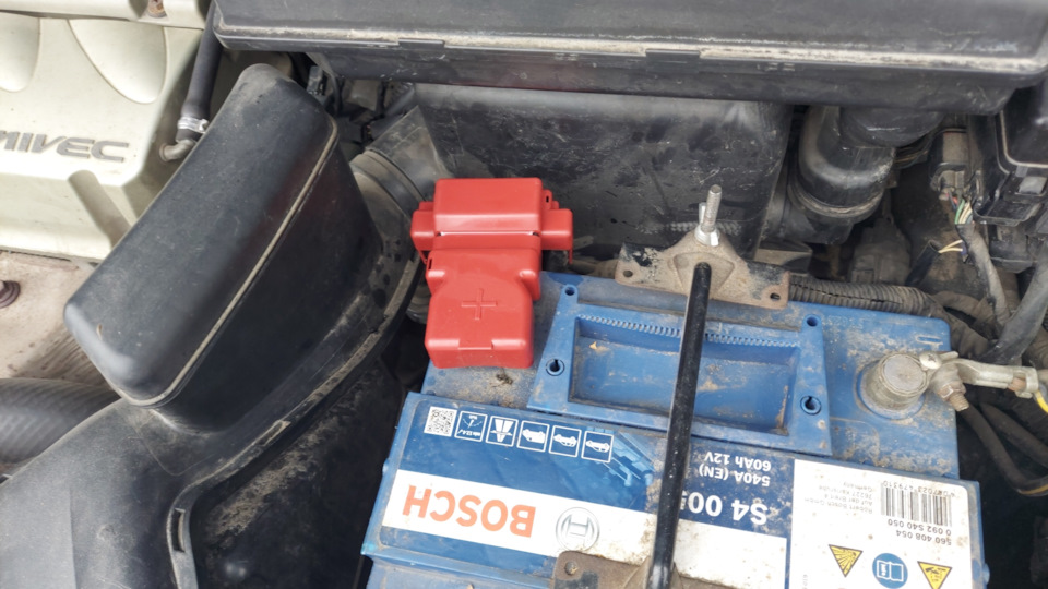 Колпачек плюсовой клеммы — Mitsubishi Grandis, 2,4 л, 2006 года ...