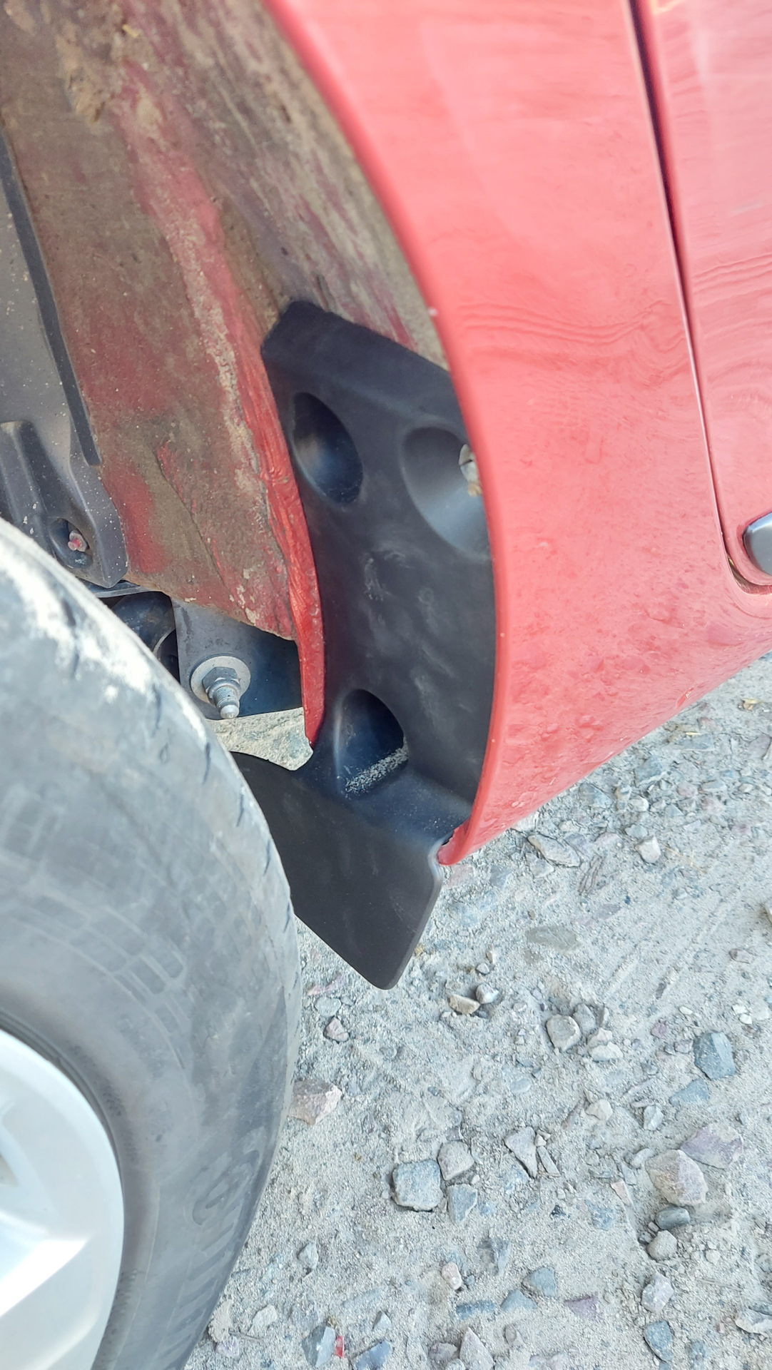 Замена правого заднего брызговика — Renault Logan MCV, 1,5 л, 2018 года ...