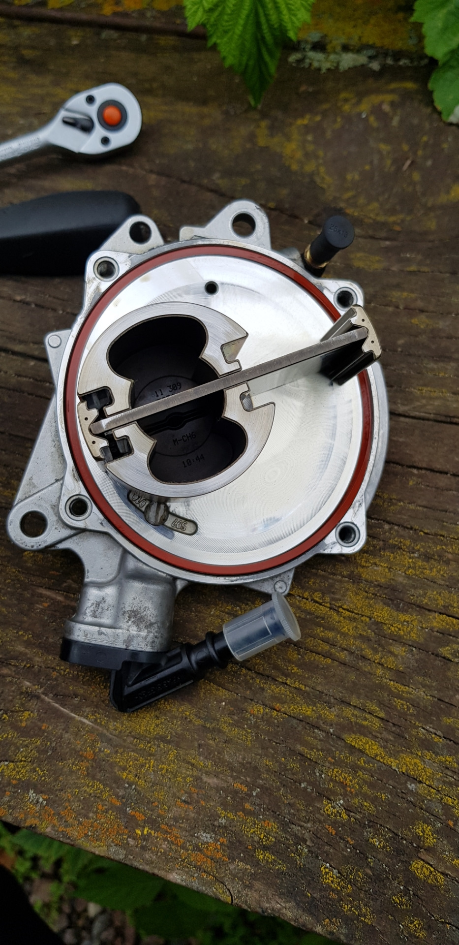 Замена вакумного насоса — BMW 1 series (F20), 1,6 л, 2012 года | своими ...