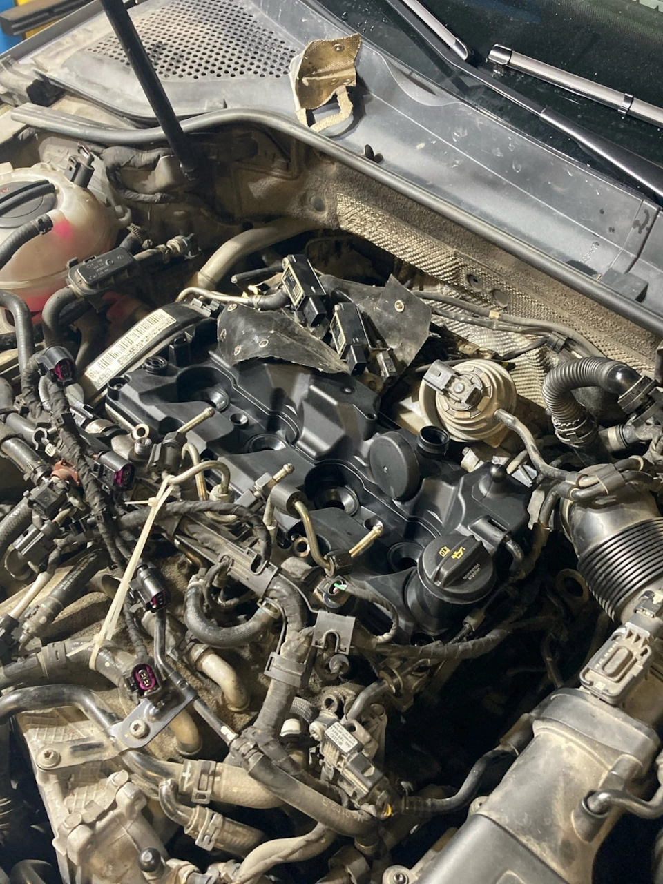 Устранение течи масла. Замена клапанной крышки на моторе CXXB ...