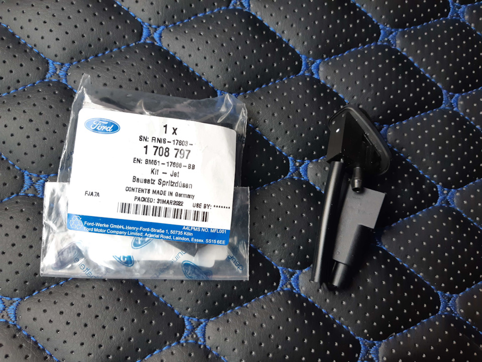 Замена форсунок стеклоомывателя Ford — Ford Focus Hatchback III, 1,6 л ...