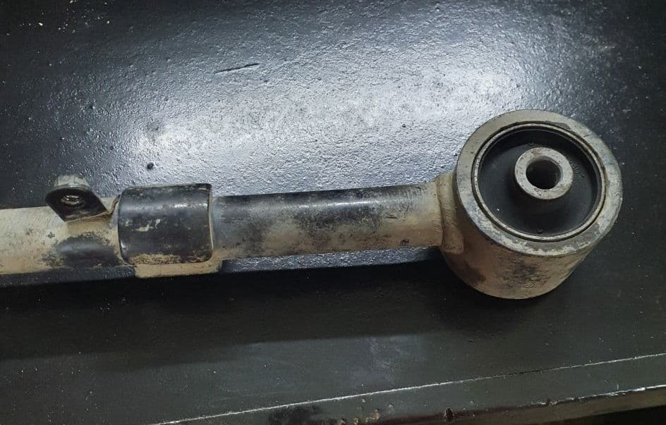 50. Сайлентблоки задних верхних тяг и рычага KDSS — Toyota Land Cruiser ...