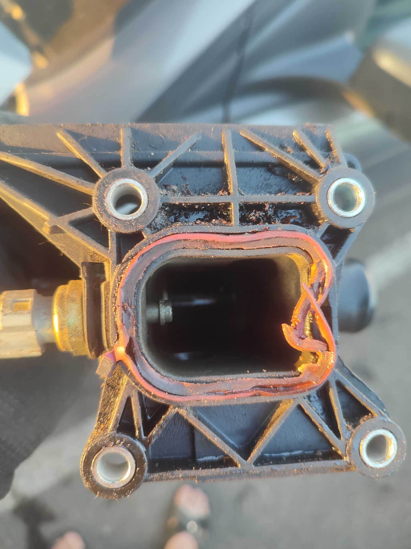 Замена фланца(тройника)охлаждения — Ford Mondeo IV, 2 л, 2011 года ...