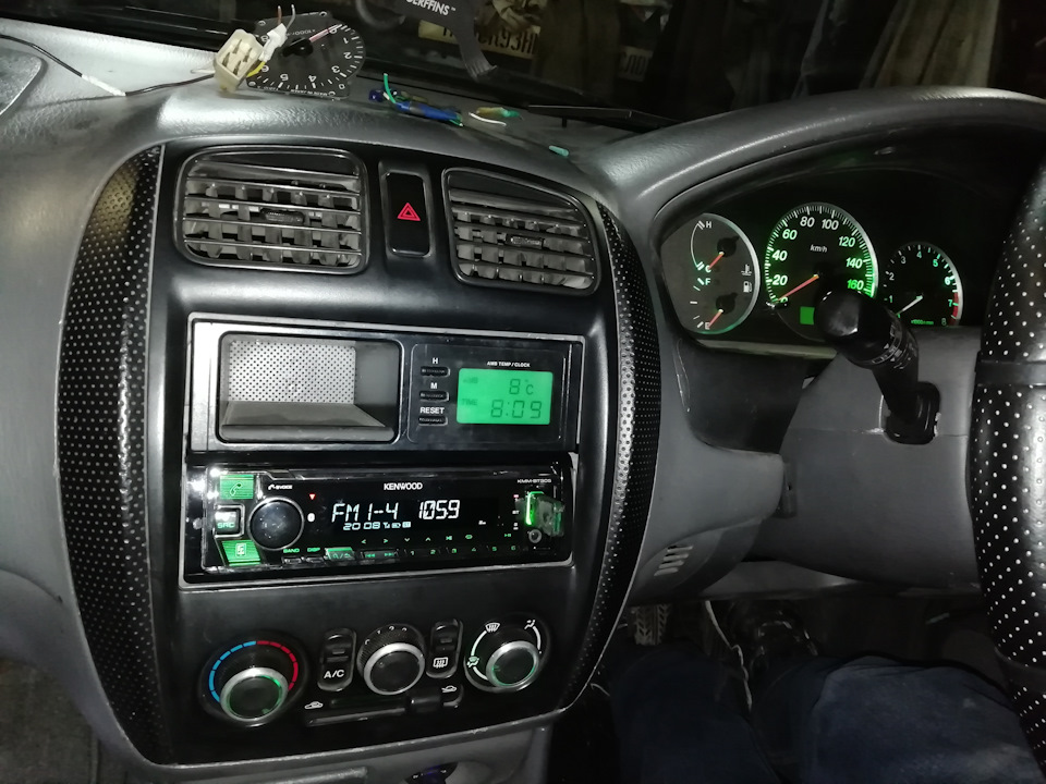 Карман с часами и температурой. Магнитола. — Mazda Familia (BJ), 1,5 л ...