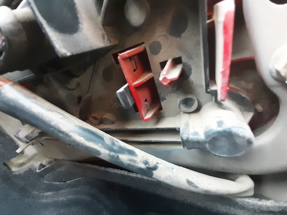 Замена ламп передней ПТФ и ламп заднего заднего фонаря — Toyota Avensis ...