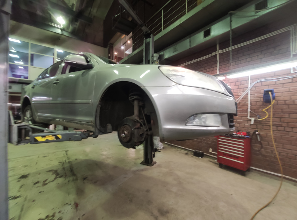 Замена переднего правого подшипника — Skoda Octavia A5 Mk2 1 4 л 2009