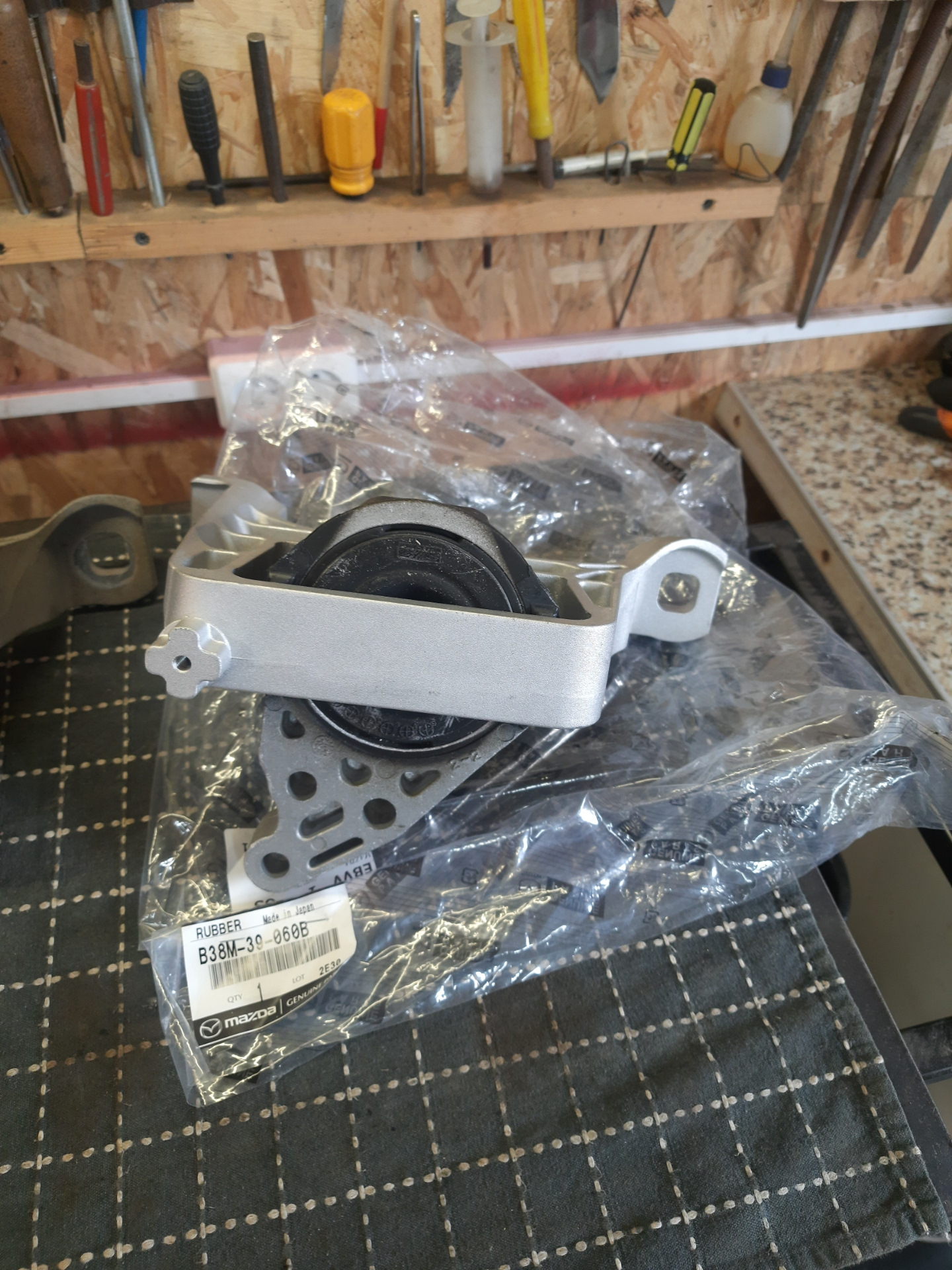 Замена правой подушки от Bl — Mazda 3 (1G) BK, 1,6 л, 2006 года ...