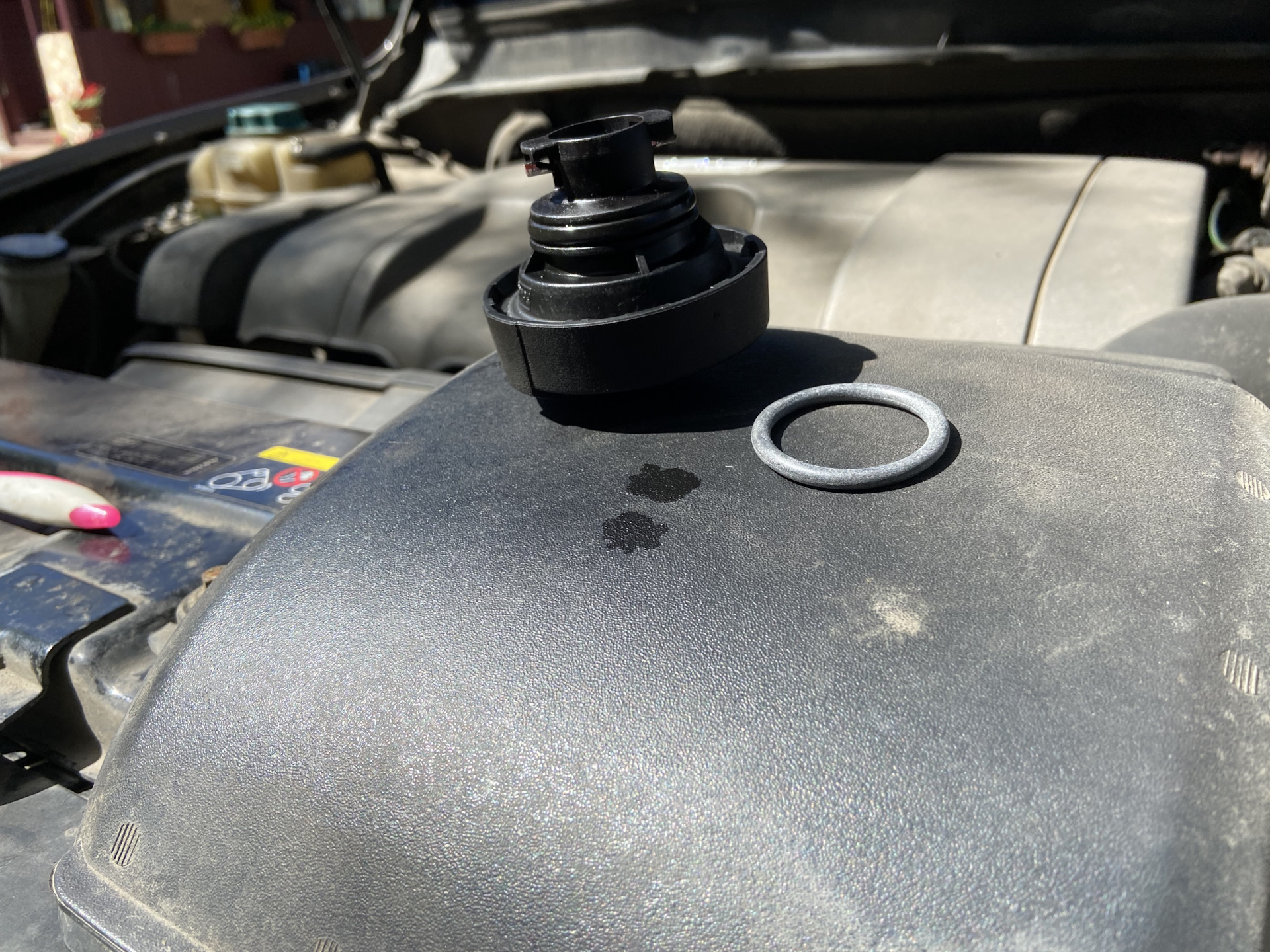 Делаем из Вольво Ягуар или превентивная замена патрубка охлаждения ...