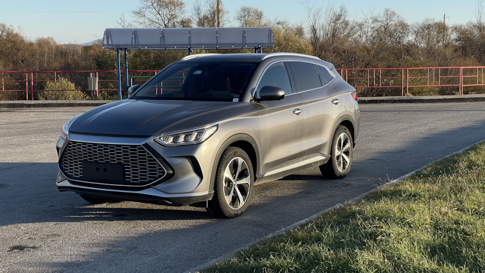 Сравнение с Geely TUGELLA — BYD Song Plus DM-i, 1,5 л, 2021 года ...