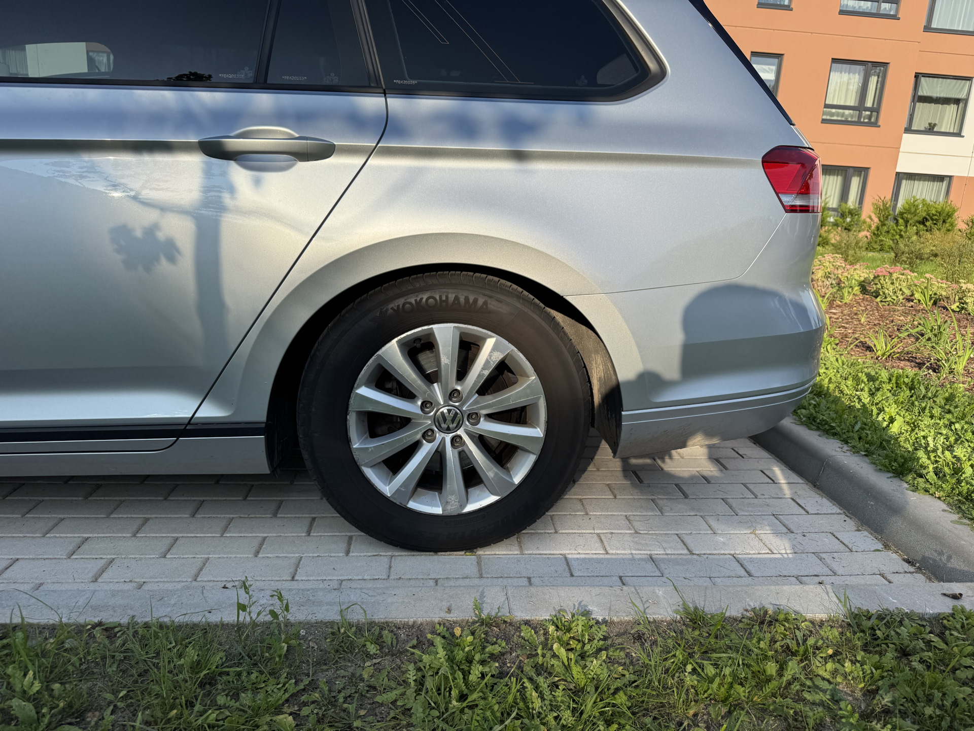 Замена дисков, колодок, задних амортизаторов и пружин. — Volkswagen ...