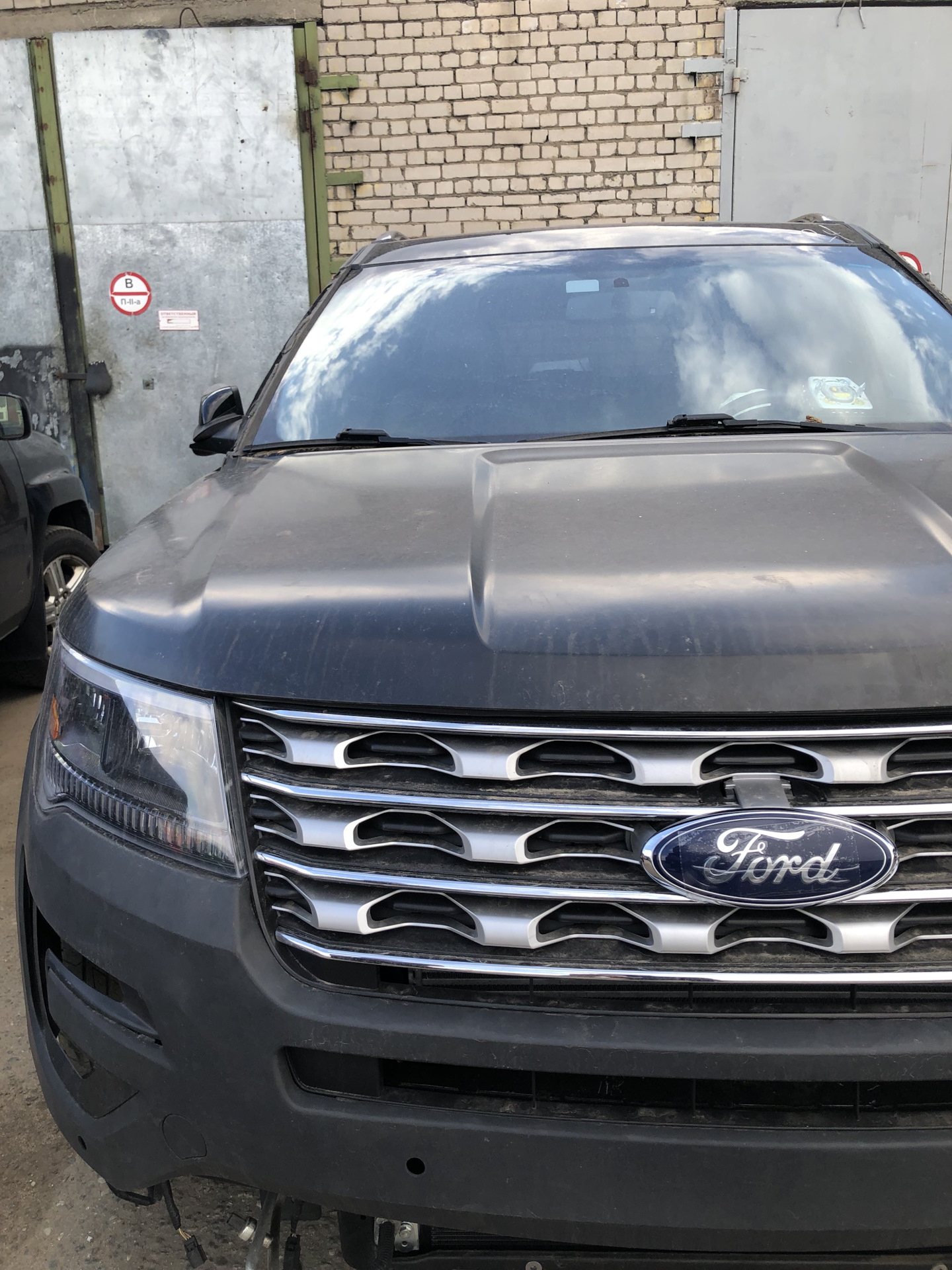 Эмблема Ford Explorer перед — Ford Explorer (5G), 2,3 л, 2017 года ...