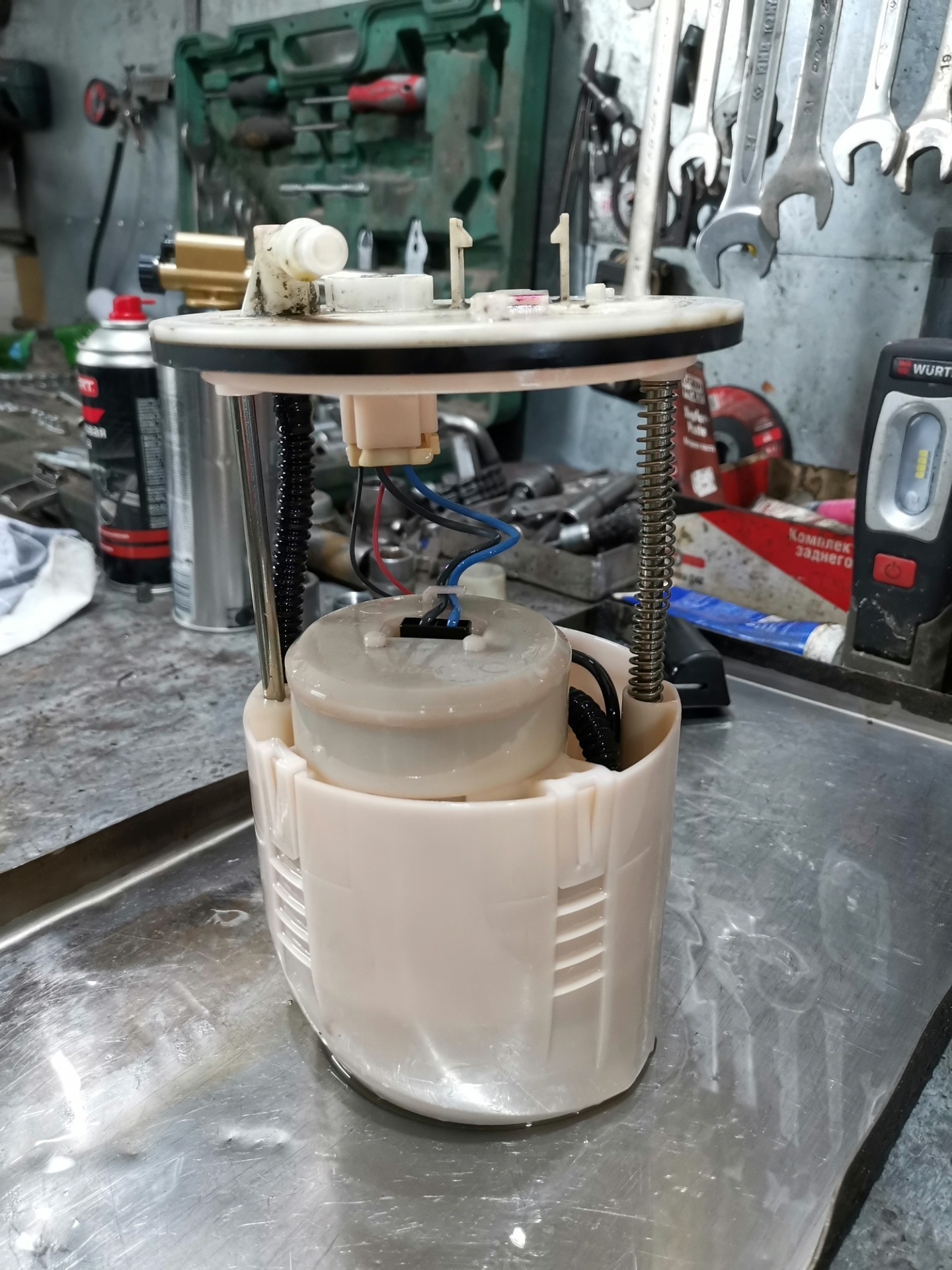 Замена фильтра в бензонасосе… — Mitsubishi Lancer X, 2 л., 2008 года ...