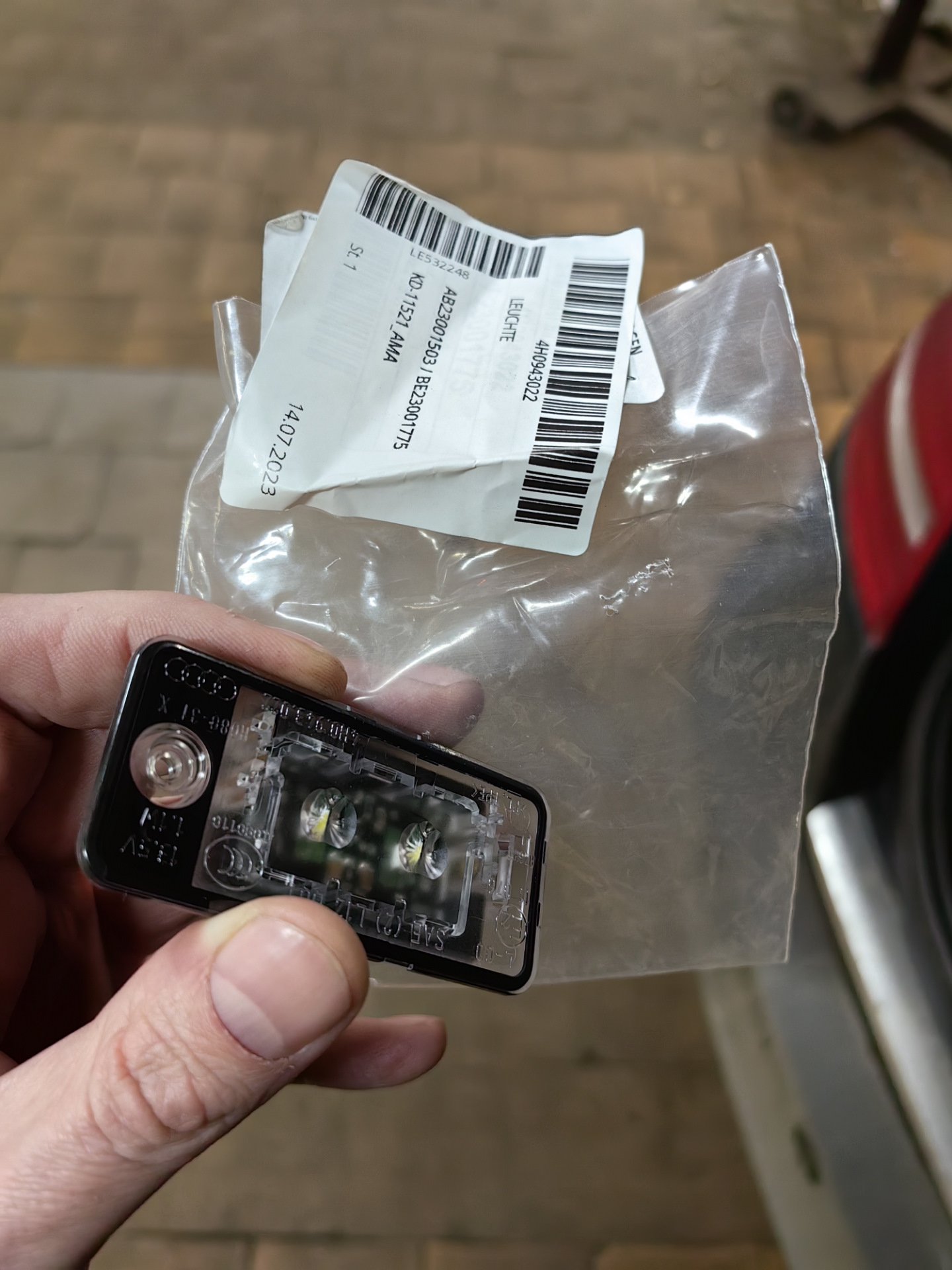 Замена плафона освещения номерного знака — Audi A6 (C6), 2,8 л, 2010 ...