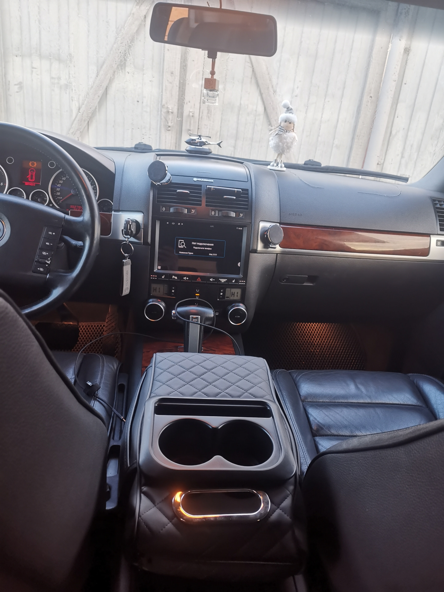 27. Подлокотник. Вставки между сидениями. Подсветка номера ...