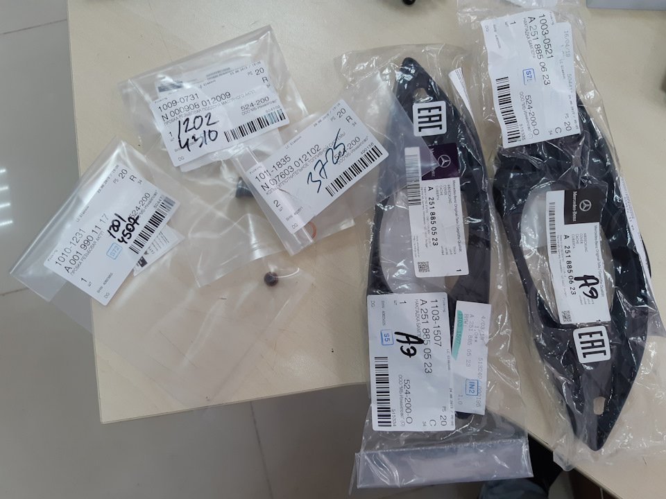 2518850623 Кронштейн крепления фары противотуманный правый R W251 ...