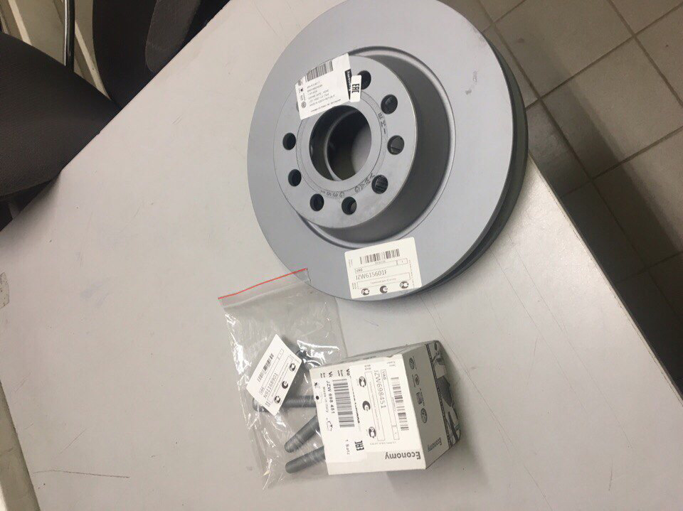 Замена задних тормозных дисков и колодок — Volkswagen Passat B6, 2 л ...