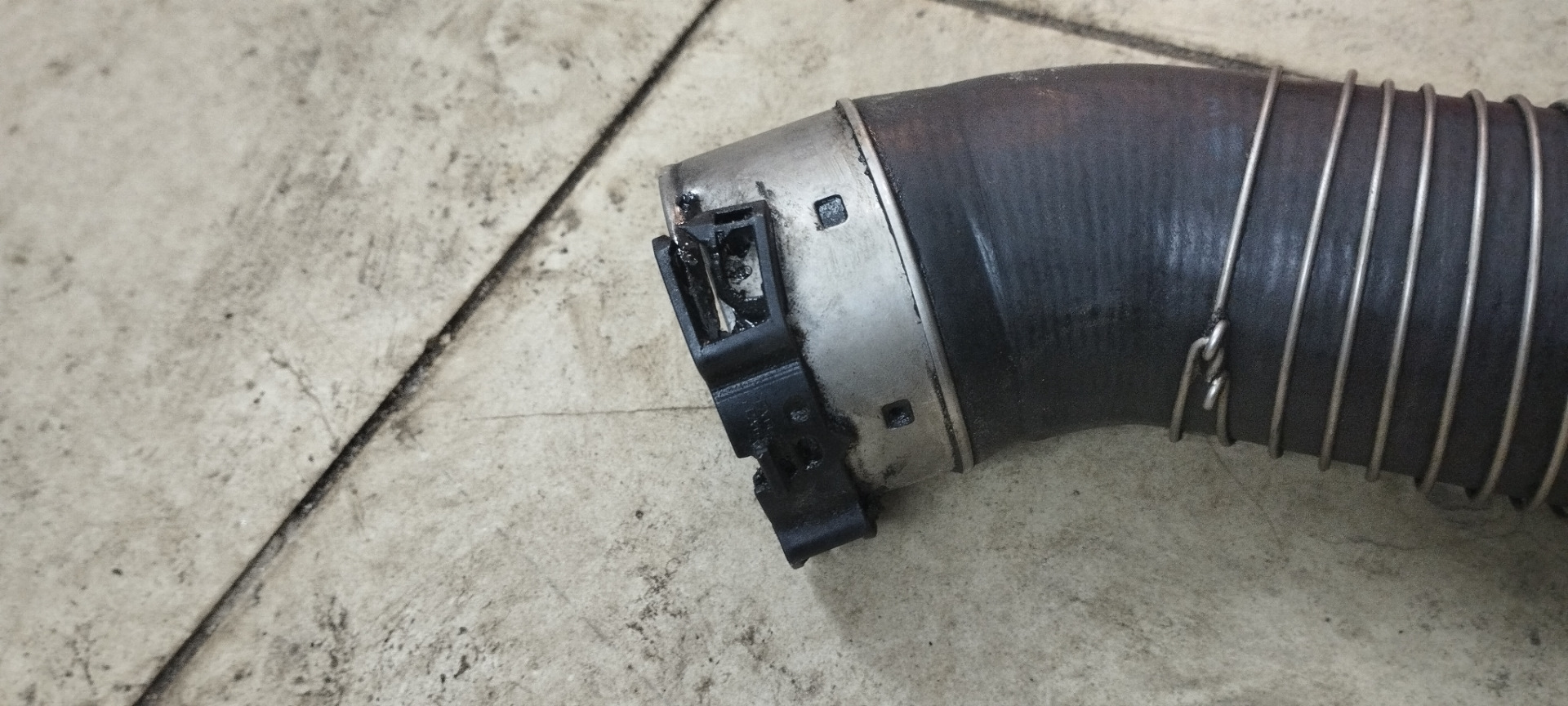 Замена патрубка интеркулера — BMW 3 series (E90), 2 л, 2009 года ...