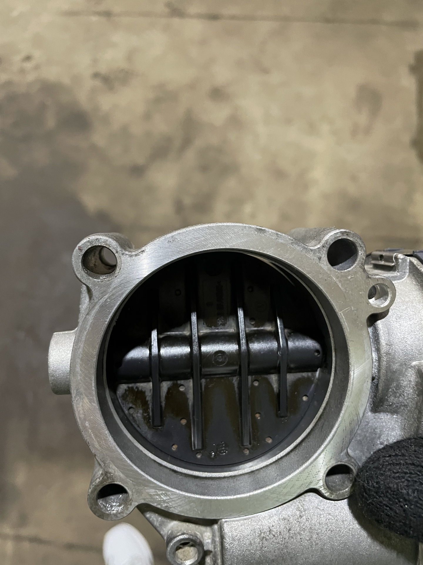 Ошибка 20136 P052E 00 [101] Замена клапана системы вентиляции картера 2 ...