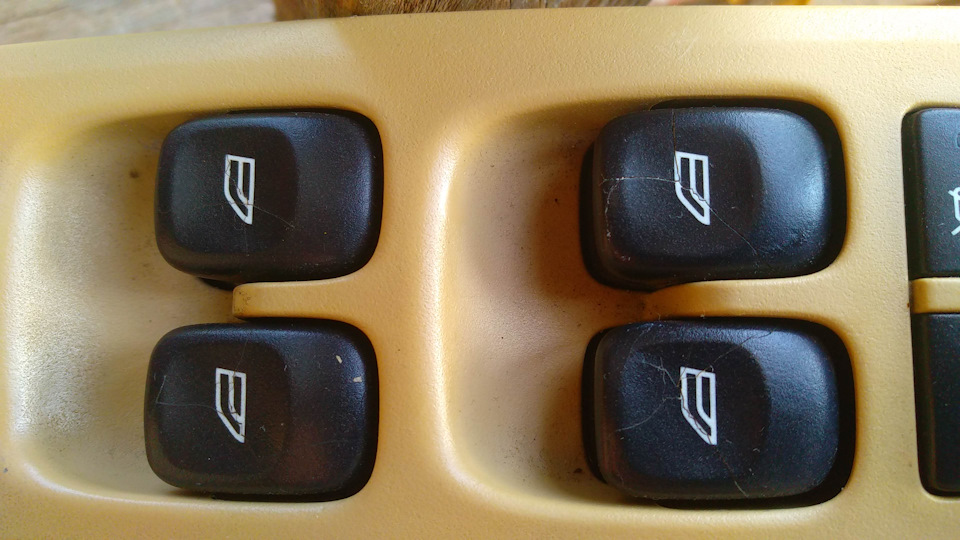 Новые кнопки стеклоподъёмников — Volvo S80 (1G), 2,5 л, 2005 года ...