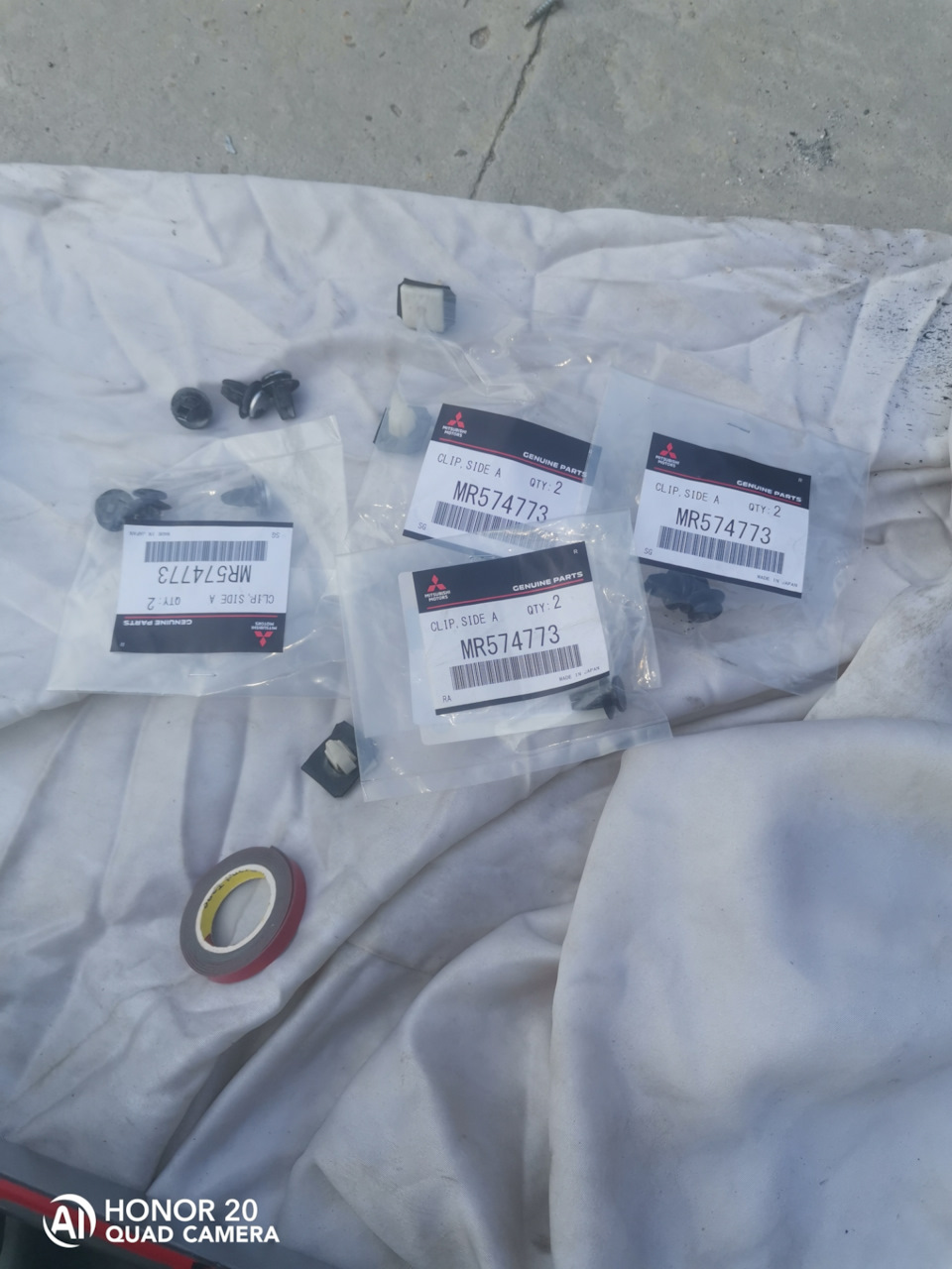 MR574773 Пистон бокового спойлера Mitsubishi | Запчасти на DRIVE2