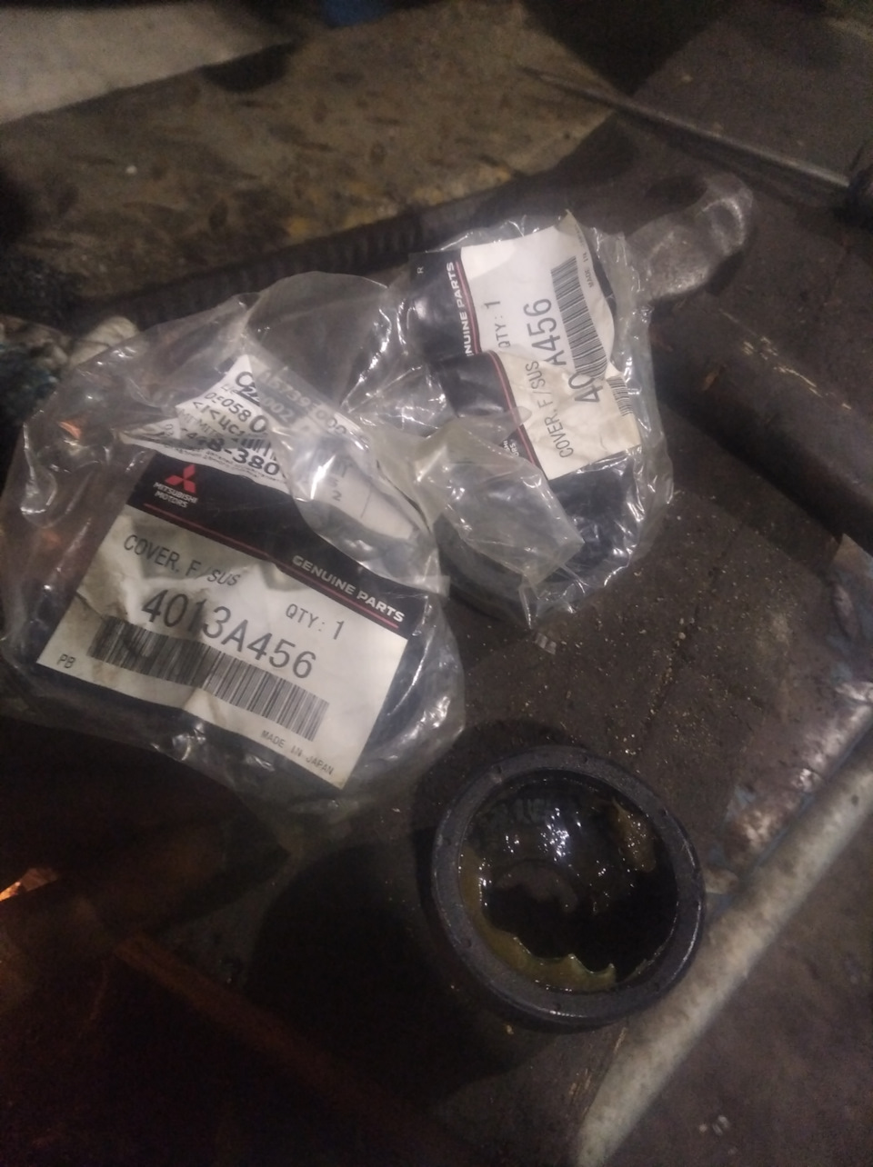 4013A456 Пыльник шаровой опоры нижнего рычага Mitsubishi | Запчасти на ...