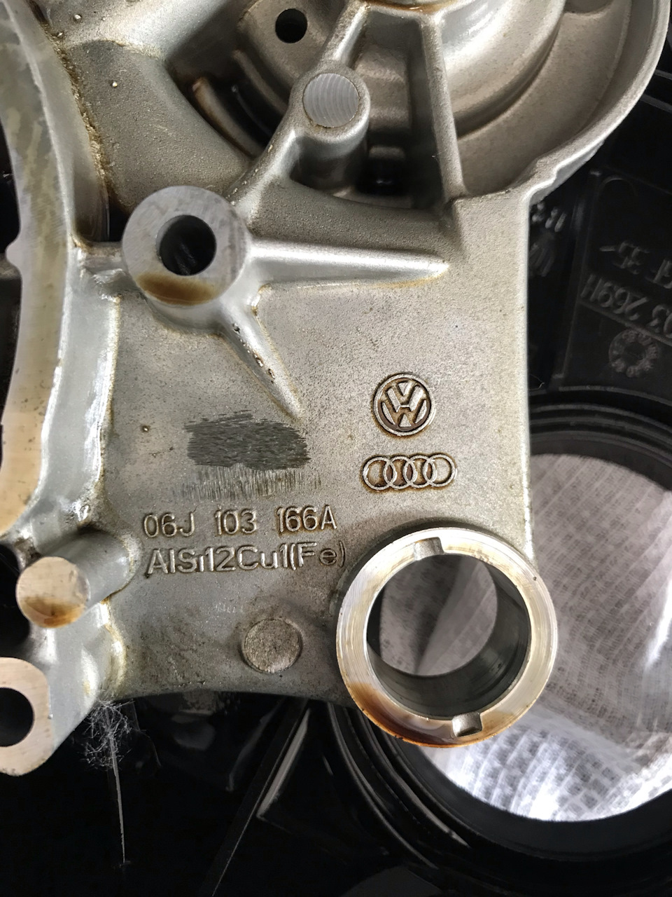 06J103166A Корпус подпора вала VAG | Запчасти на DRIVE2