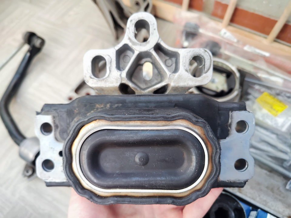 Установка гидроопоры АКПП VAG 8J0 199 555 D — Volkswagen Tiguan (1G), 2 ...