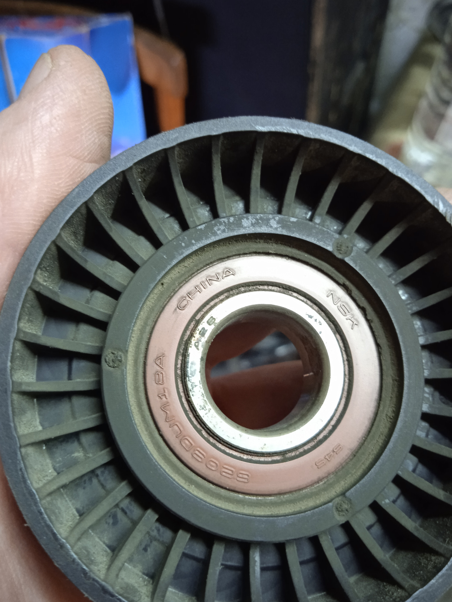 Замена ролика натяжителя приводного ремня, ремонт направляющей заднего ...