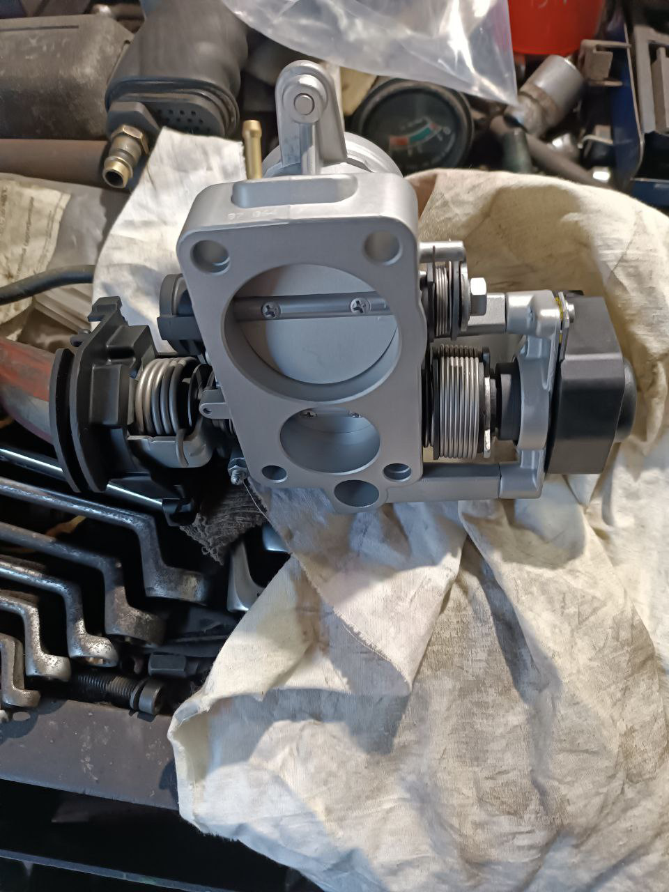 Новая оригинальная дроссельная заслонка VAG — Audi A6 Avant (C4), 2,6 л ...