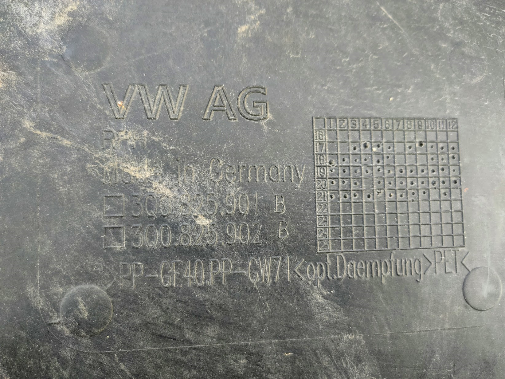 Замена амортизатора капота и защиты двигателя — Volkswagen Golf Mk7, 1 ...