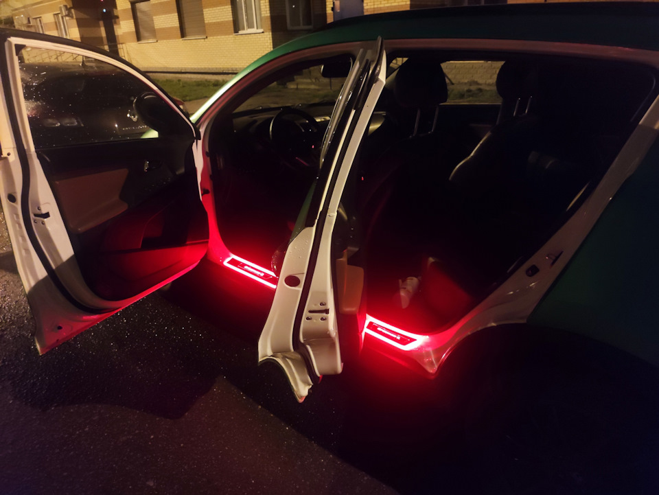 Накладки на пороги с подсветкой — KIA Sportage (3G), 2 л, 2012 года ...