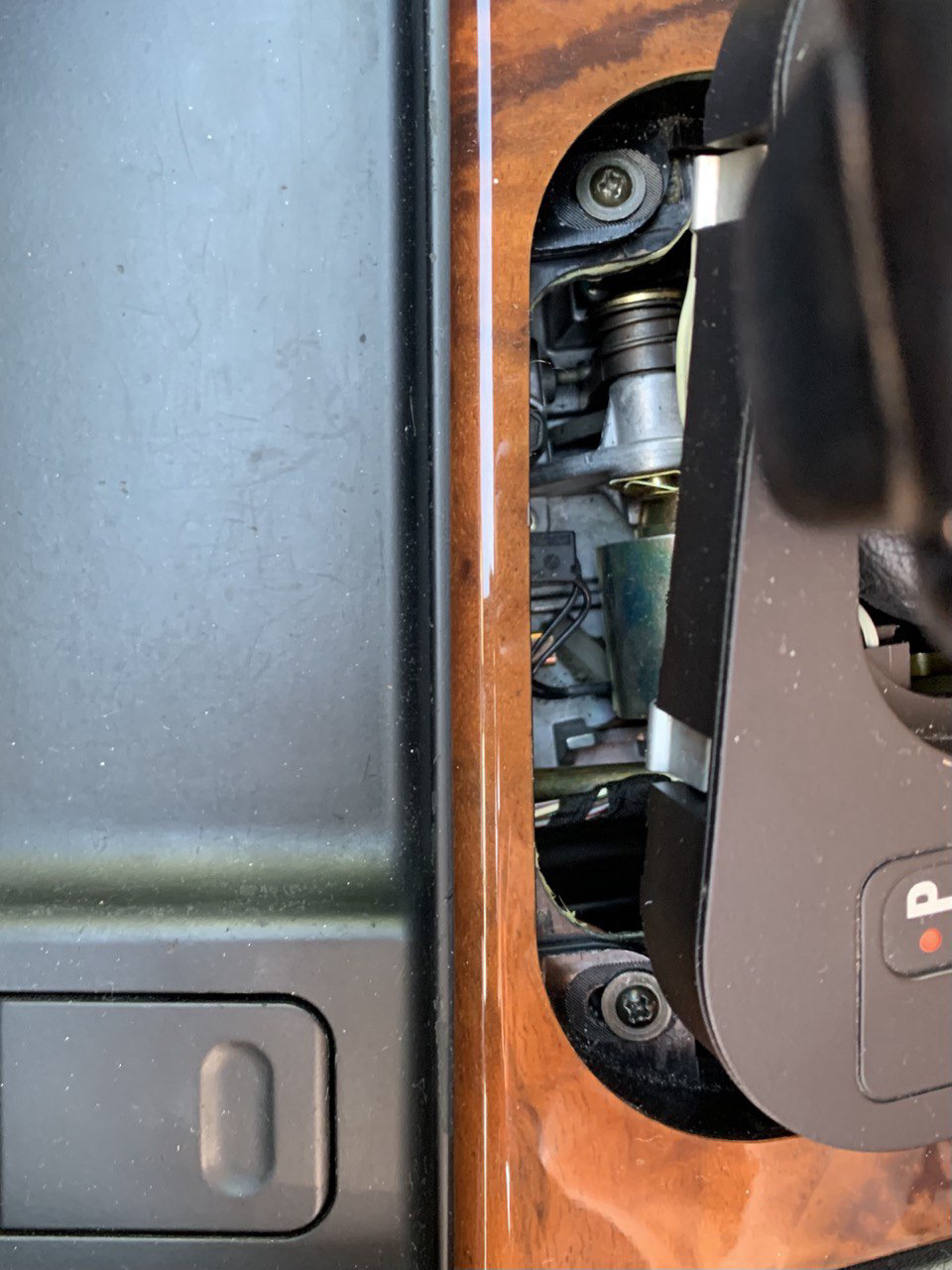 Замена центральной консоли, подлокотника и декоративной вставки ...