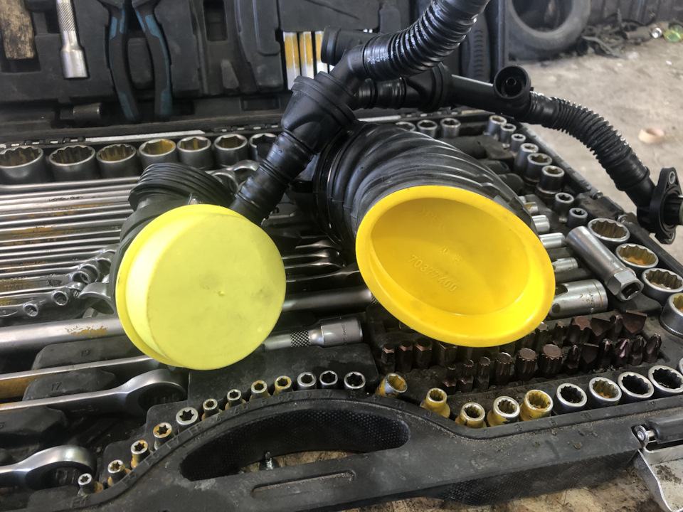 клапан вентиляции картерных газов S63B44 — BMW X5 M (E70), 4,4 л, 2011 ...