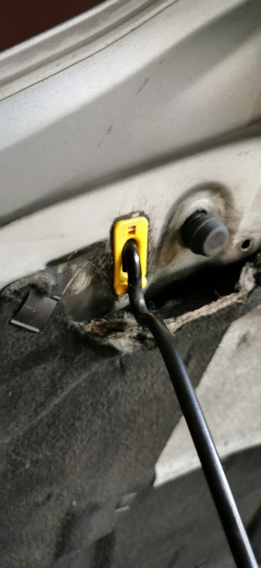 Фиксаторы стойки капота (жёлтые 🤗) — Opel Astra G Coupe, 2 л, 2002 года ...