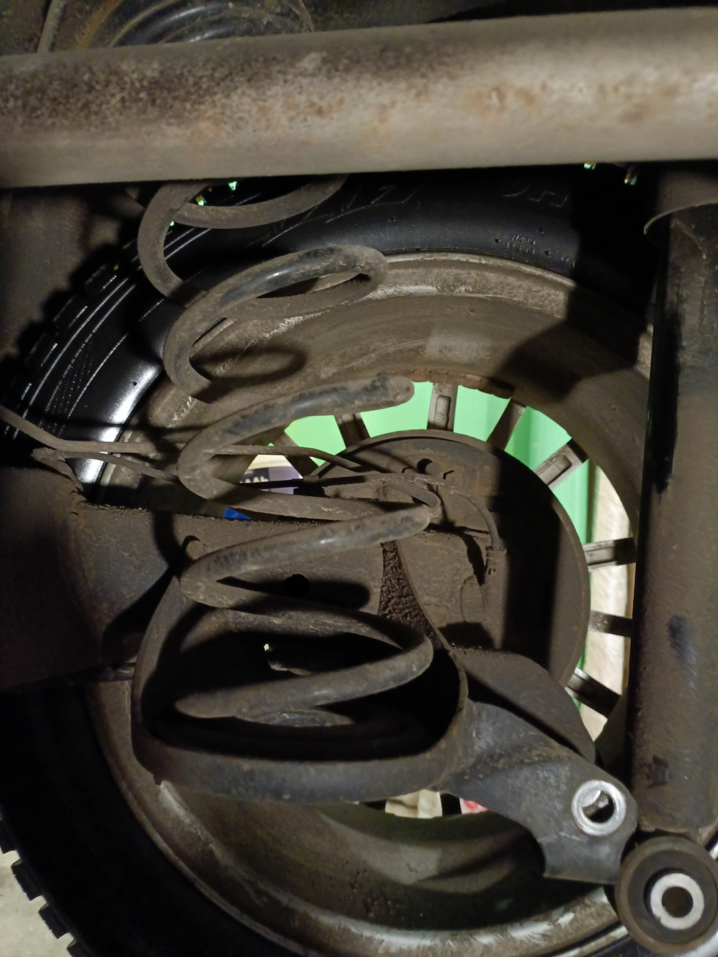 Замена задних пружин — Daihatsu Mira e:S (1G), 0,7 л, 2015 года ...