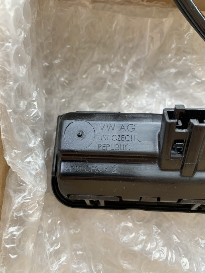 566827566A Кнопка открывания багажника с камерой VAG | Запчасти на DRIVE2