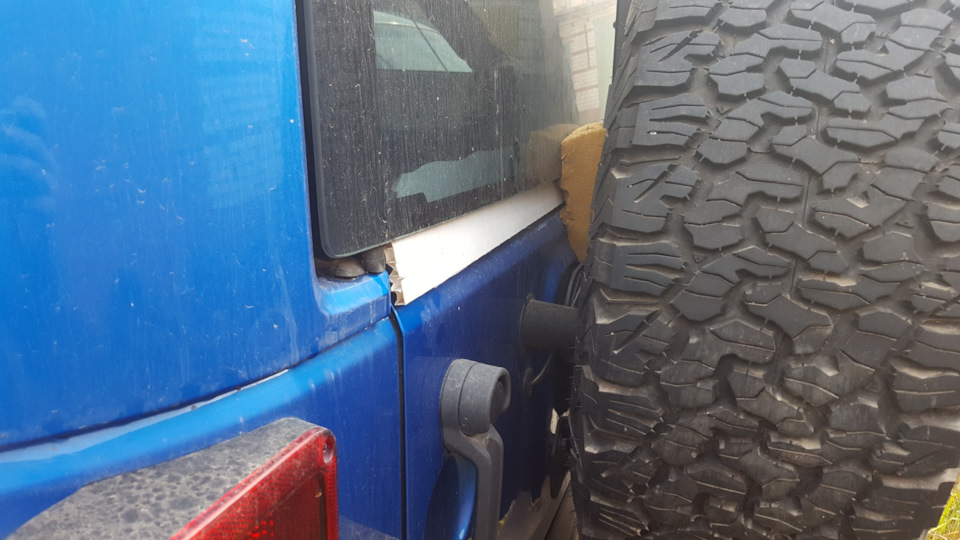 Уплотнительная резинка между задним стеклом и калиткой — Jeep Wrangler ...