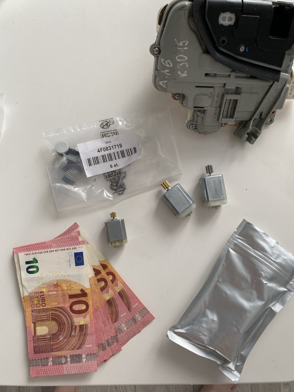 4F0831719 Пружинный зажим с пр VAG | Запчасти на DRIVE2