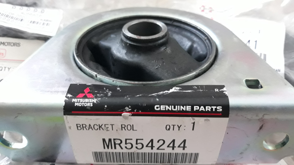 MR554244 Опора двигателя передняя OEM Mitsubishi | Запчасти на DRIVE2
