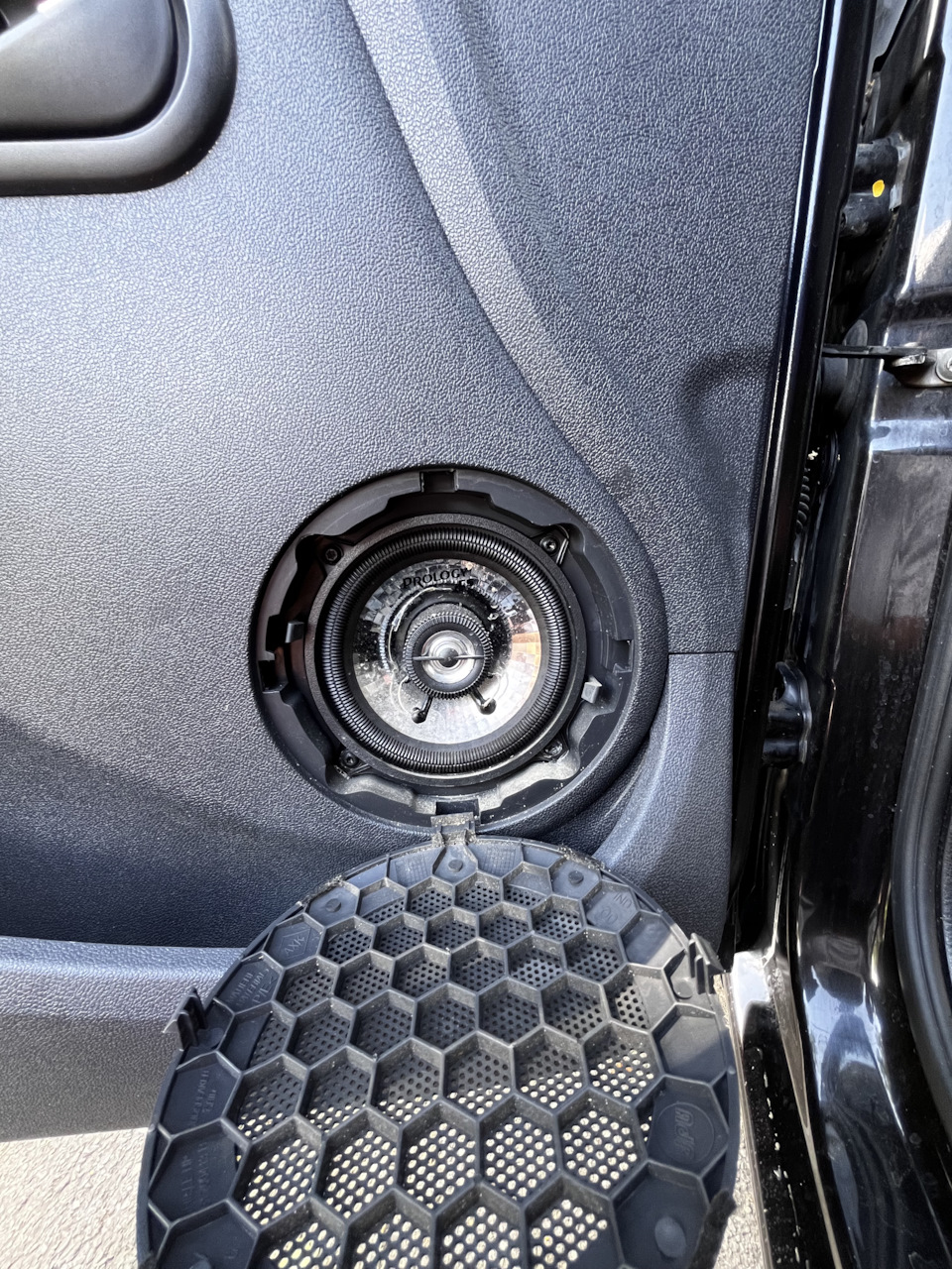 DL Audio RAVEN 130 в двери — Renault Logan (1G), 1,6 л, 2012 года | автозвук | DRIVE2