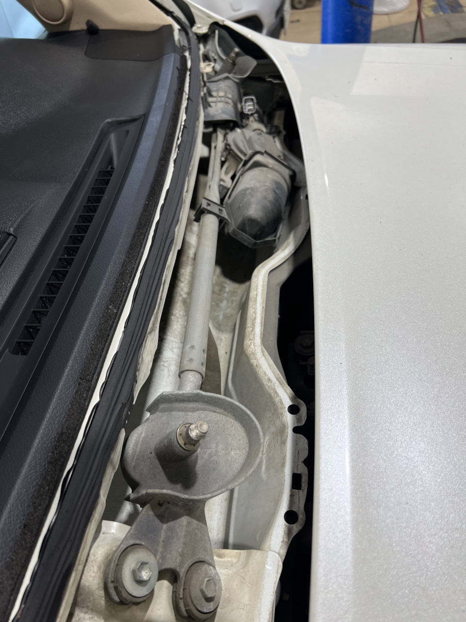 27)Замена лобового стекла — Toyota Land Cruiser 200, 4,5 л, 2014 года ...