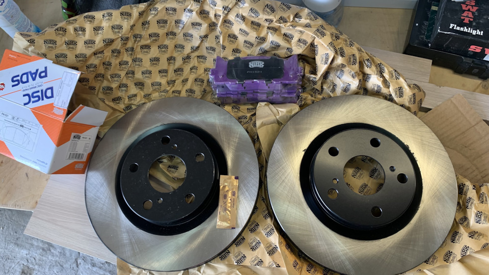 Замена тормозных дисков, колодок, водяной помпы, натяжного ролика ...