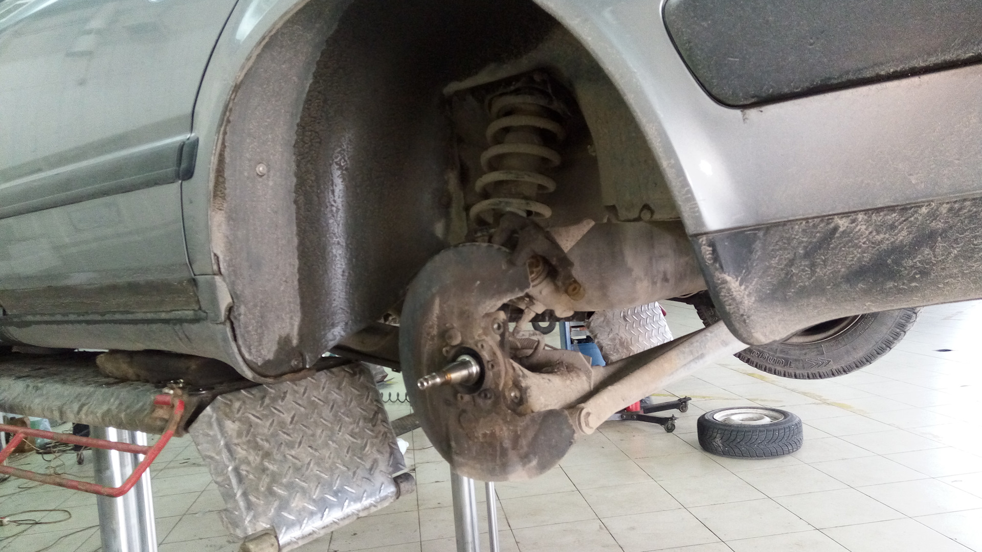 Замена заднего ступичного подшипника — Audi 100 (C4), 2,8 л, 1992 года ...