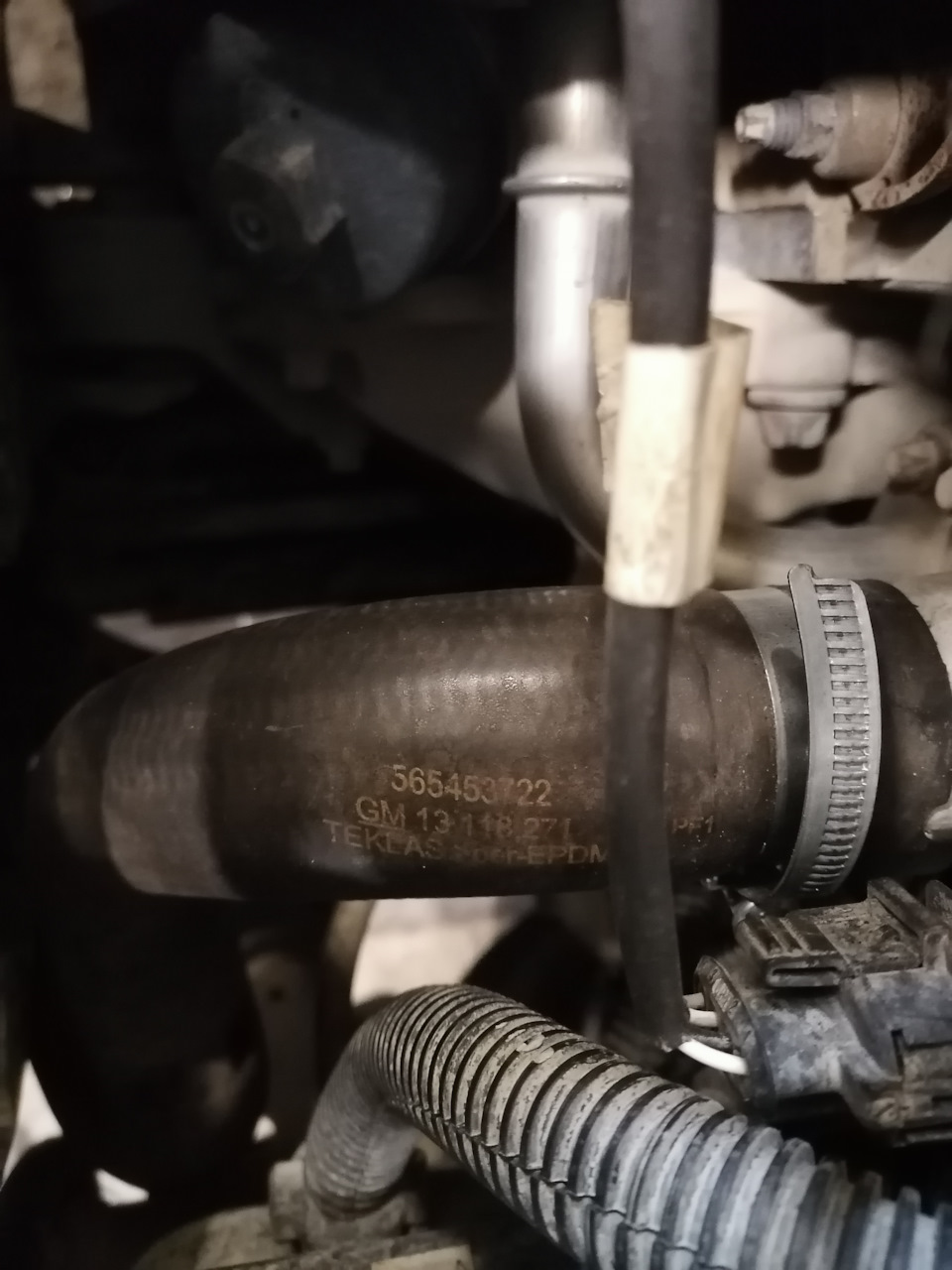 # 35 замена патрубка радиатора Gates — Opel Astra H, 1,6 л, 2010 года ...